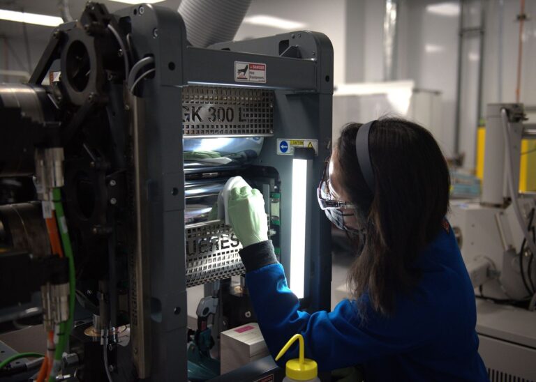 Dry silicon composite by Blue Current is the next generation of battery ...
